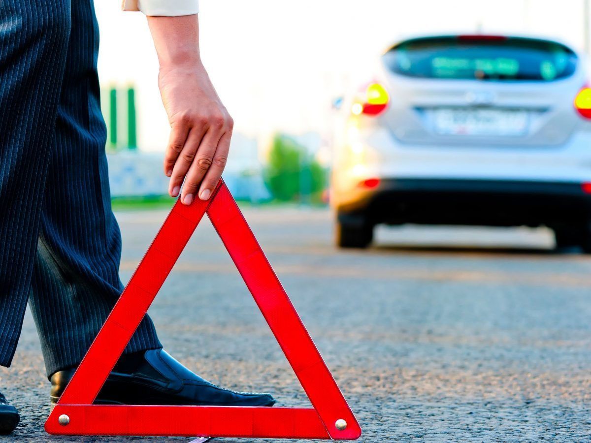 5 Cara Mengatasi Mobil Mogok di Tengah Jalan